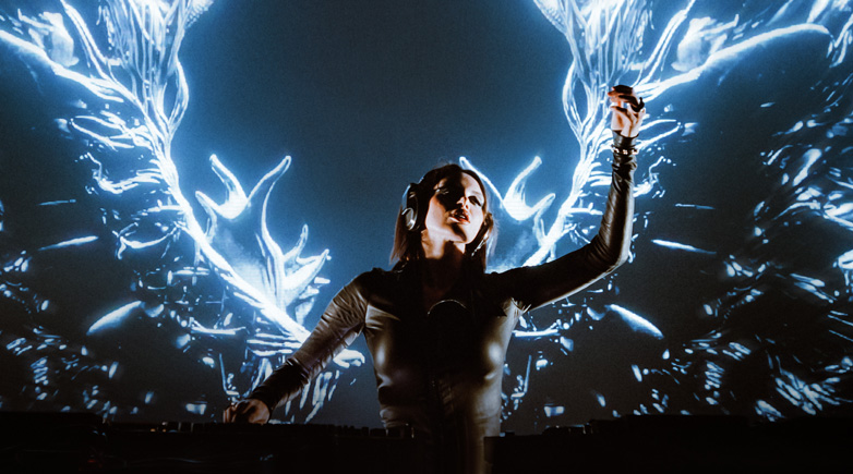 [UNVRS] presenta a la reina del HARD TECHNO, SARA LANDRY, para una ...